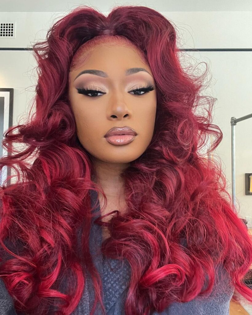 Cabelo vermelho cereja: inspirações e dicas sobre a cor!