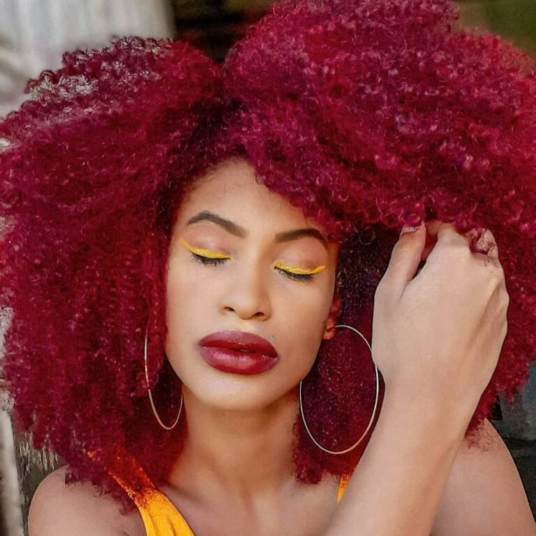Cabelo vermelho cereja: inspirações e dicas sobre a cor!