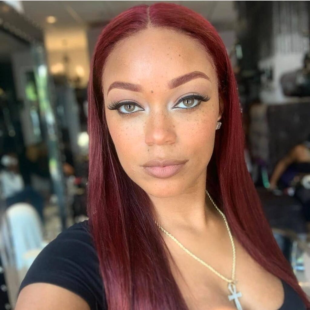 Cabelo vermelho cereja: inspirações e dicas sobre a cor!